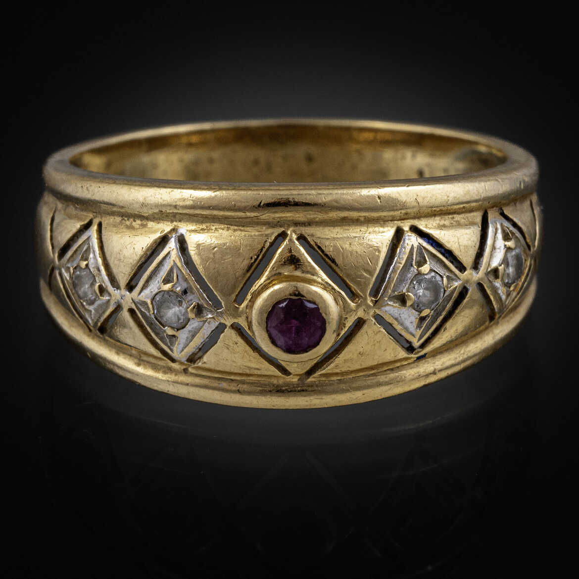 Anillo en oro amarillo de 18kt con circonitas y rubí central. | ANTEO ...